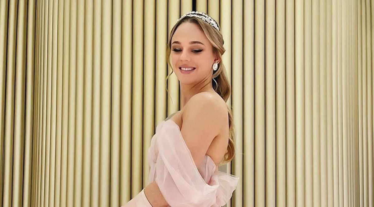 Откровенное платье и обнаженные ножки: Билодид в соблазнительном образе проводит отпуск — Спорт 24